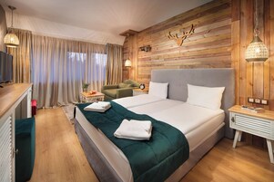 Quarto Duplo Deluxe | Secretária, cortinas/cortinados opacos, ferro/tábua de engomar