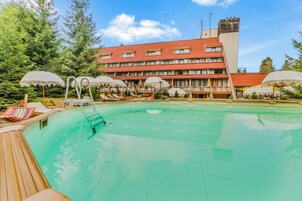 Piscina exterior sazonal, guarda-sóis, espreguiçadeiras