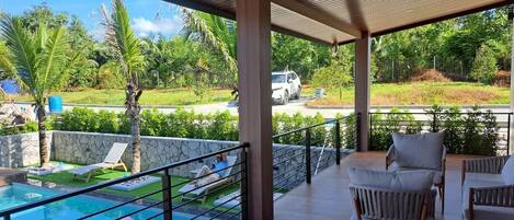 Villa Familiar, vista para a piscina | Sala de estar