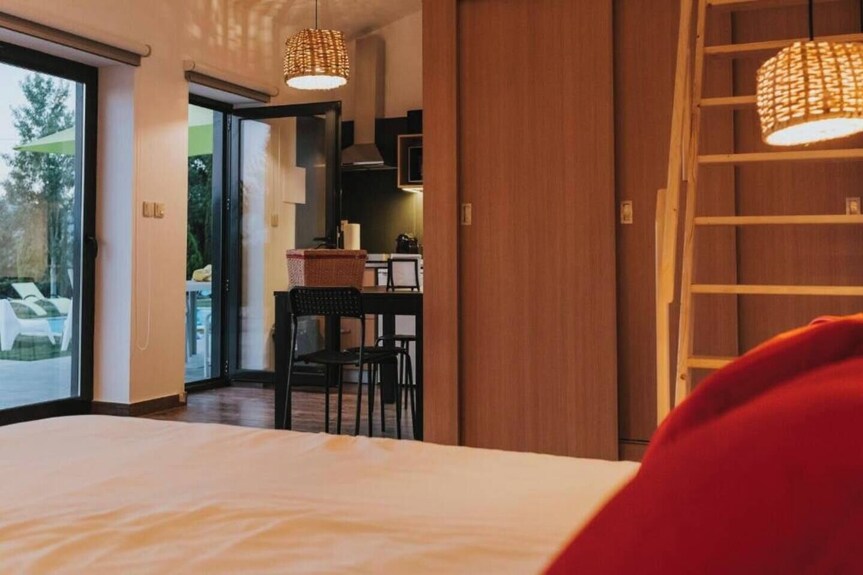 Spacious For 2 Adults And 3 Children, With Mezzanine, Star Projector And Baby Kit (Chair, Crib, Inflatable Tub). Large Window Faces The Pool, Giving Natural Light, Relaxing View And Direct Outdoor Accessperfect For Family Comfort. - Covilhã