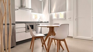 Estudio Deluxe, vistas a la piscina | Cozinha privada | Um frigorífico, um micro-ondas, uma placa de cozinha 