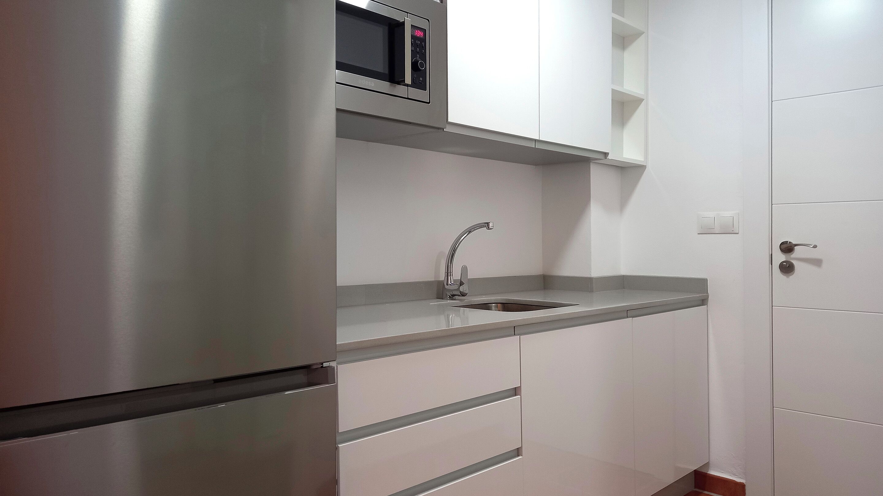 Apartamento Familiar, vista para o mar | Cozinha privada | Um frigorífico, um micro-ondas, um forno, uma placa de cozinha 