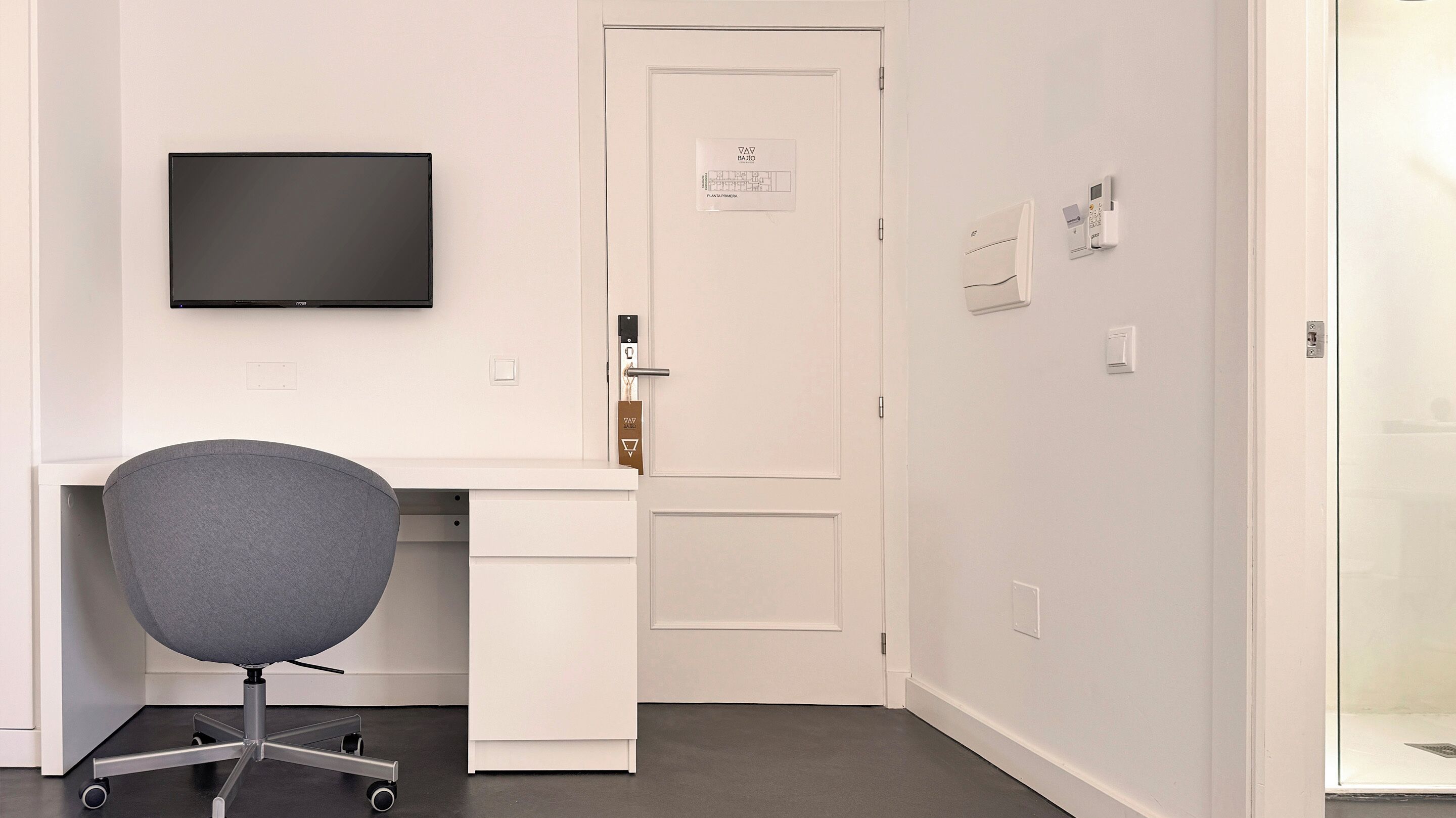 Quarto casal luxo | Escrivaninha, espaço de trabalho para notebook, Wi-Fi de cortesia