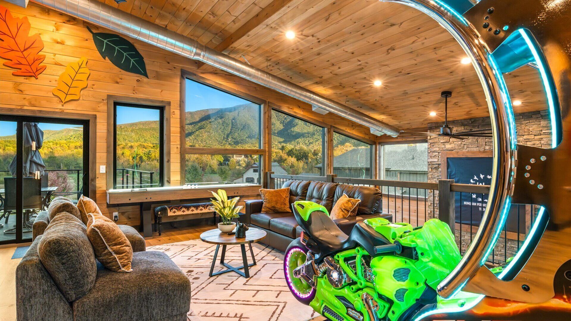 Luxe Smoky Lodge - Pool, Theater, Games, Sleeps 20 - Pigeon Forge, TN