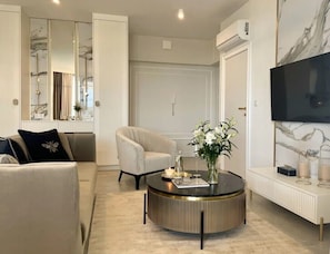 Apartament Sky View Plus | Cofre no quarto, secretária adequada para computadores portáteis