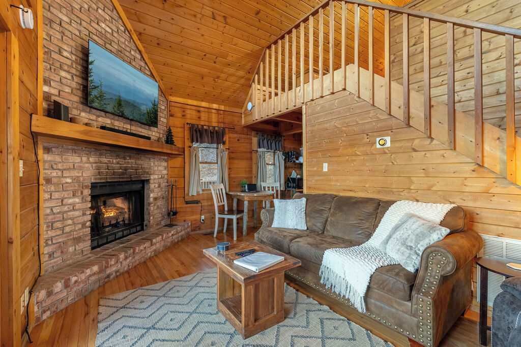 Romantic Smoky Mtn Cabin + Jacuzzi + Scenic View - Townsend, TN