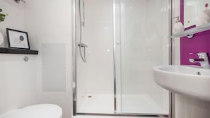 Quarto casal standard | Banheiro | Chuveiro, toalhas de banho, papel higiênico