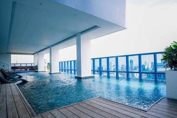 Modern 1BR Corner Unit, Pool & Gym Overlooking Cebu City Skyline - Cebu ...