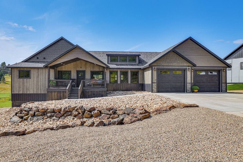 Hot Tub & Game Room: Group Golf Retreat In Sturgis - South Dakota