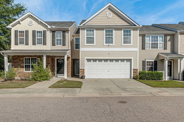 Centrally Located Raleigh Townhome W/ Pool Access - Lake, Raleigh