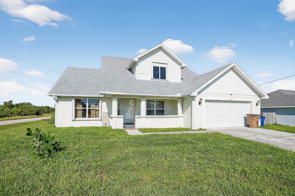 Relaxing Chamonix Retreat 3 Bedroom Home - Lehigh Acres, FL