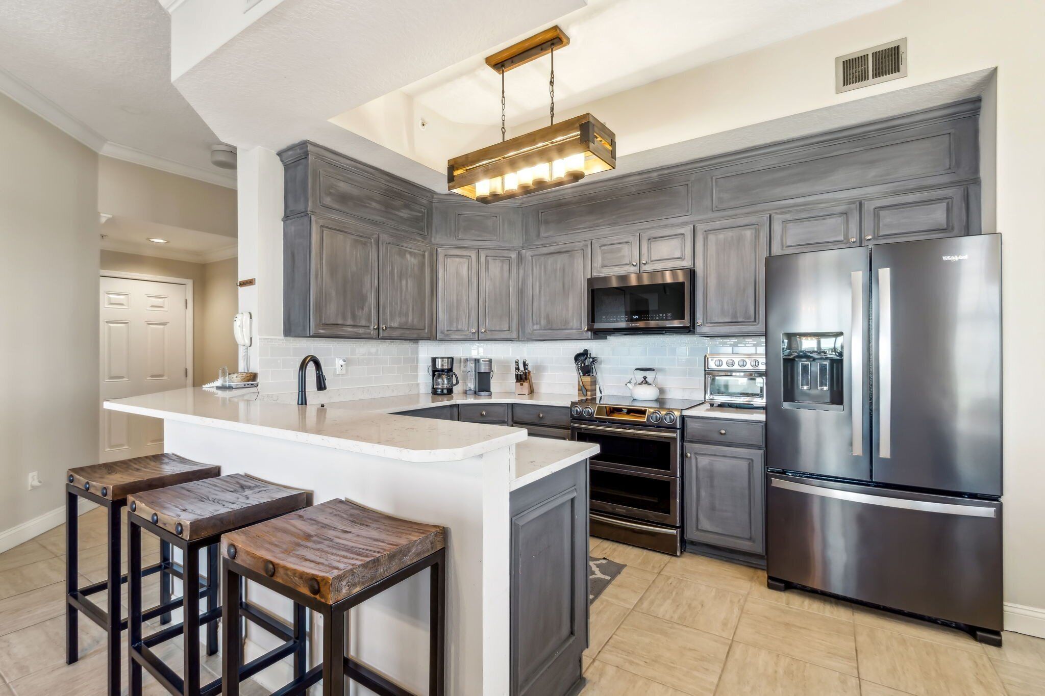 Apartamento em Condomínio Fechado, 3 quartos | Cozinha privada | Um frigorífico, um forno, uma cafeteira/bule 