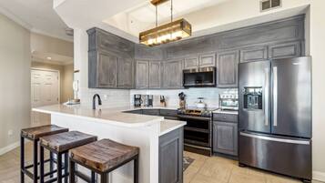 Apartamento em Condomínio Fechado, 3 quartos | Cozinha privada | Um frigorífico, um forno, uma cafeteira/bule