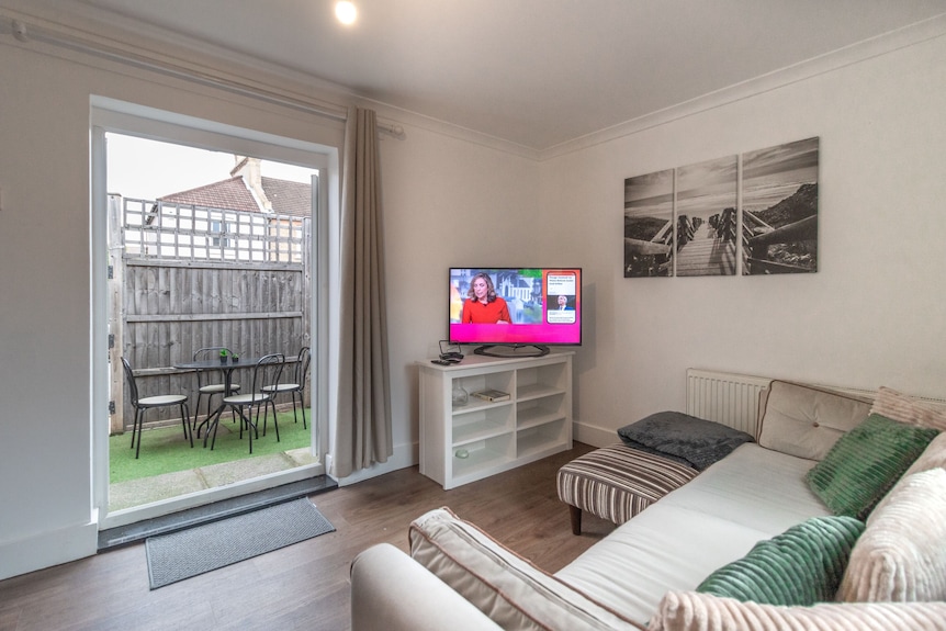 Charming 3 Bed House With Garden | Central - London