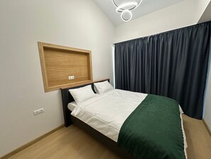 Apartamento Comfort, vista para o pátio | Secretária, secretária adequada para computadores portáteis