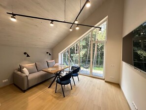 Apartamento Comfort, vista para o jardim | Sala de estar | Televisor de ecrã plano de 40 polegadas com canais digitais