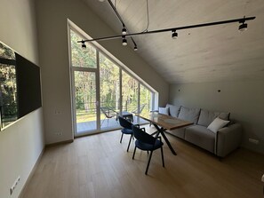 Apartamento conforto, vista para o pátio | Área de estar | TV de tela plana 40 polegadas com canais digitais