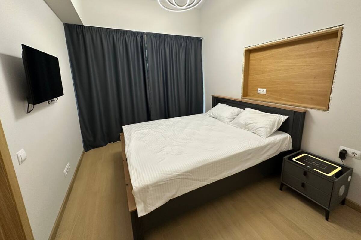 Apartamento Comfort, vista para o jardim | Secretária, secretária adequada para computadores portáteis
