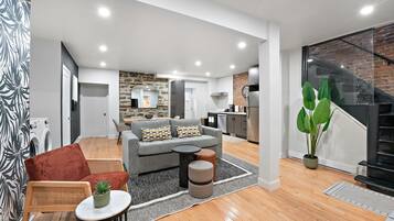 Apartamento Clássico, 3 quartos | Sala de estar | TV de ecrã plano