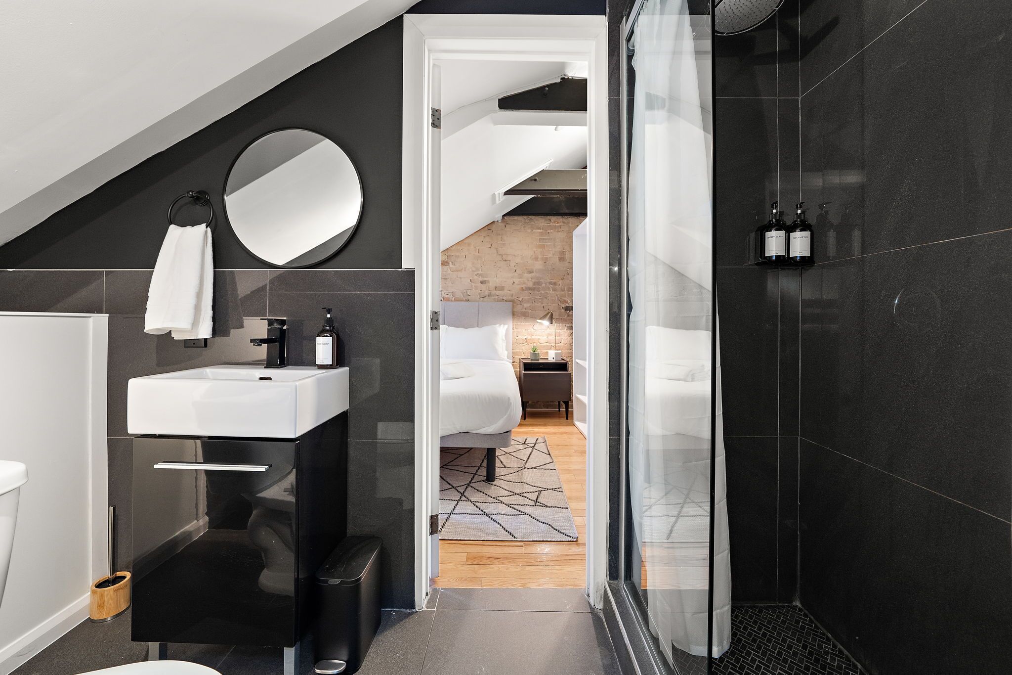 Apartamento de Luxo, 3 quartos | Casa de banho | Um secador de cabelo, toalhas fornecidas, sabão, champô 