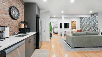 Apartamento Clássico, 3 quartos | Cozinha privada | Um frigorífico/congelador grande, um micro-ondas, um forno