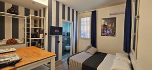 Quarto Duplo ou Twin, pátio, vista para o pátio | Secretária, secretária adequada para computadores portáteis 