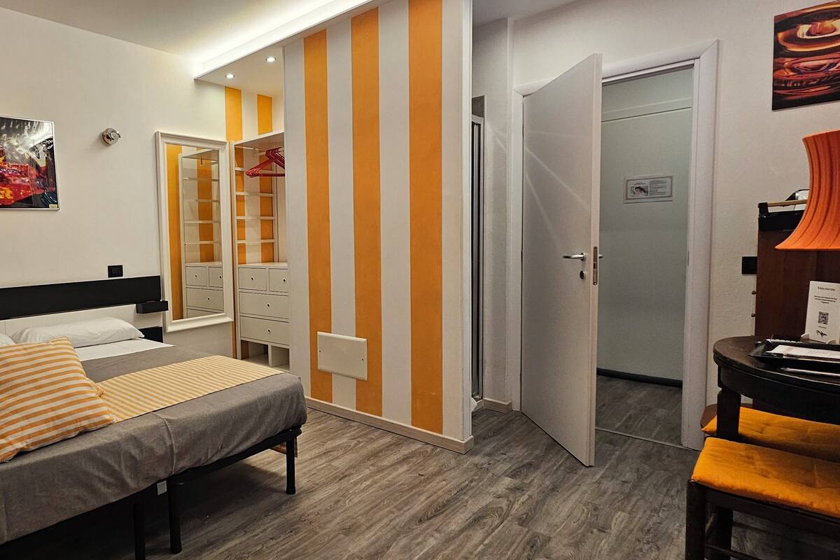 Quarto Triplo, várias camas, pátio, vista para o pátio | Secretária, secretária adequada para computadores portáteis