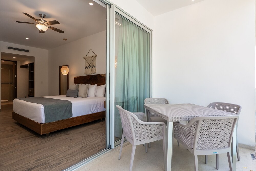 Resort-style condo with balcony, WiFi, kitchen & access to pools ...