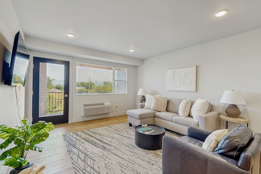 Contemporary Kalispell Condo For Adventure Lovers, Pet Friendly And Wifi - Rhodes, MT