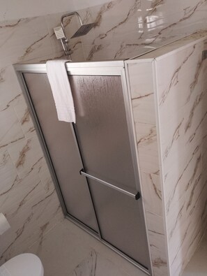 Apartamento Básico | Casa de banho | Artigos de higiene pessoal grátis, um secador de cabelo 