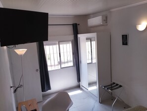 Apartamento Básico | Roupa de alta qualidade, edredões de penas, camas de colchão pillowtop 