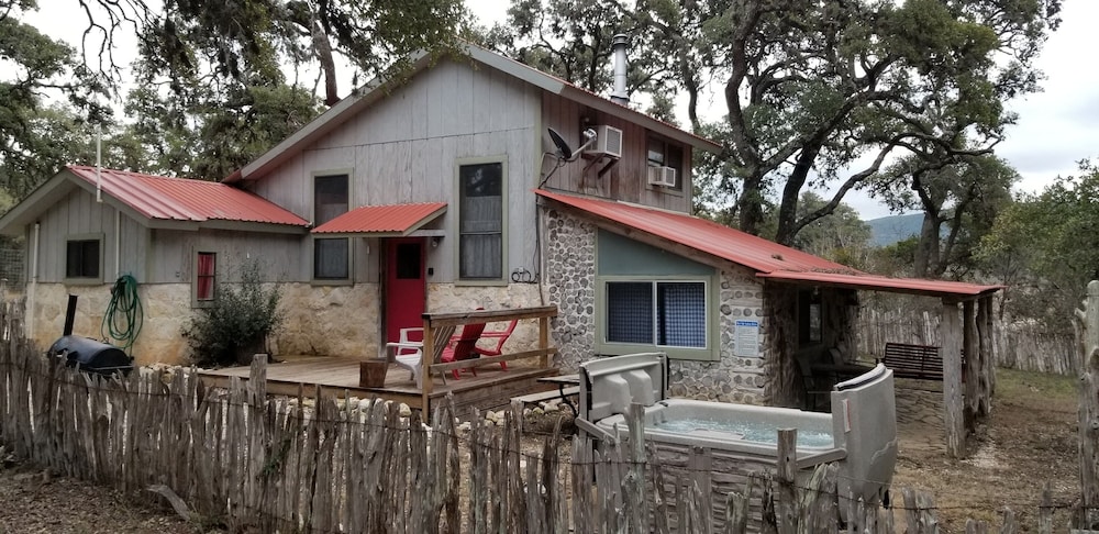 NEW! Hideaway Cabin 3-Bedroom - Pets Allowed - Uvalde County | Stayz