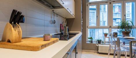 Apartamento, 1 cama de casal, aceita animais de estimação | Cozinha privada | Geladeira, micro-ondas, cooktop, lava-louças
