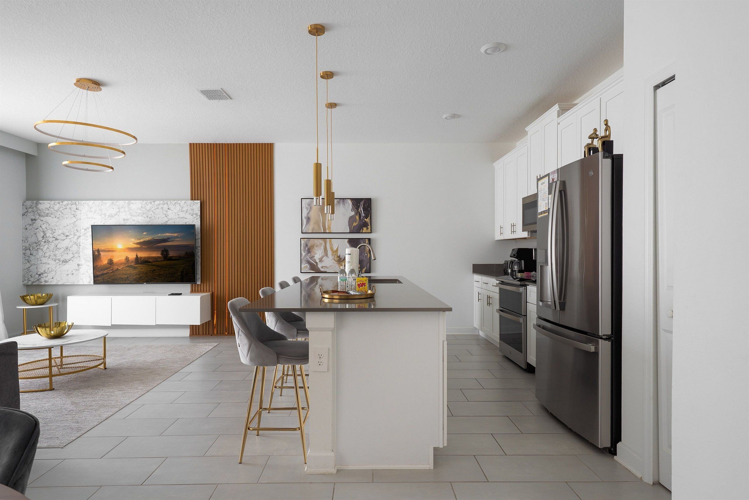 Uma cadeira de bebé, utensílios de cozinha 