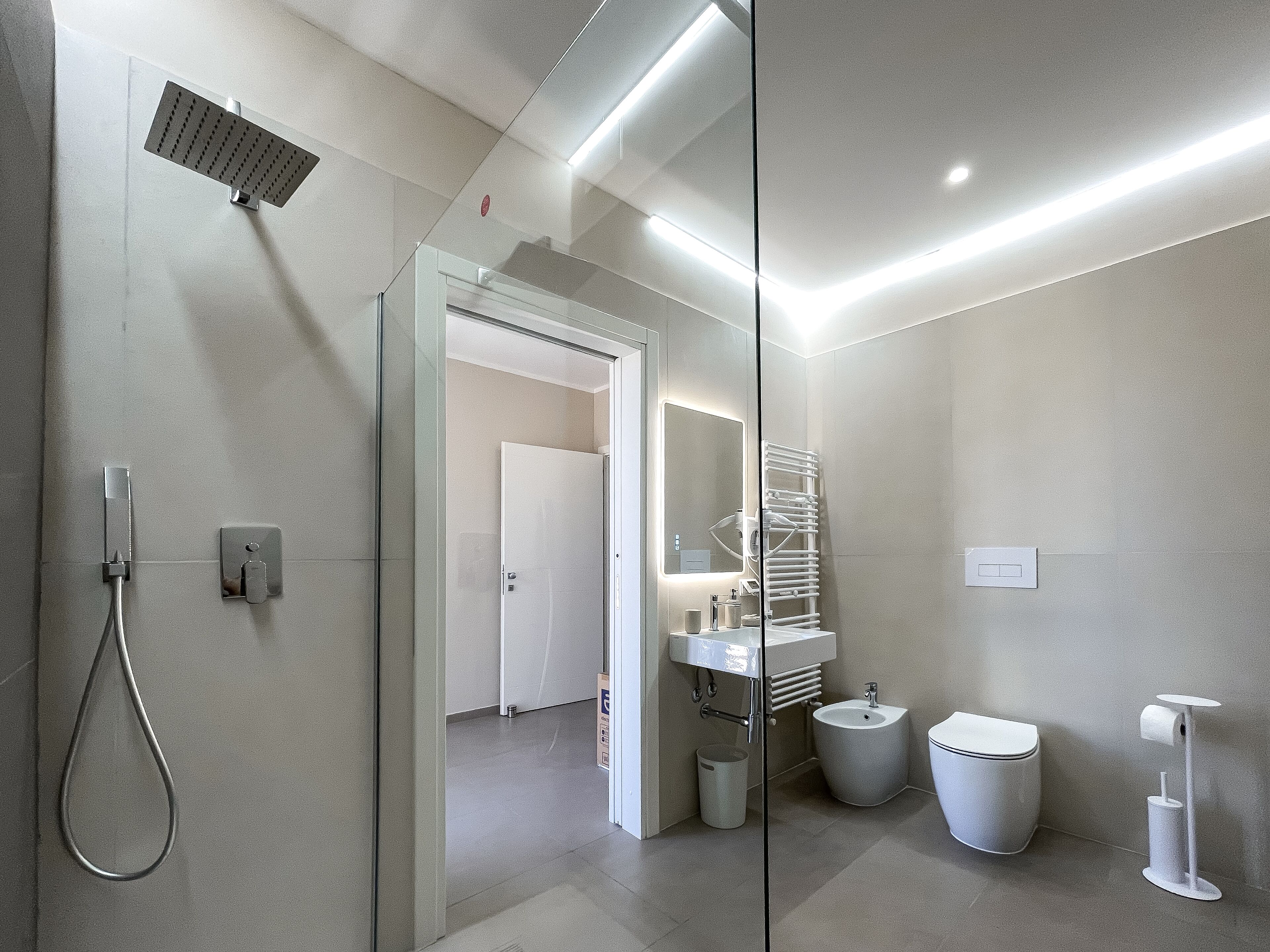 Quarto Duplo Deluxe, Vista para a cidade | Casa de banho | Um polibã, um secador de cabelo, toalhas fornecidas, sabão 