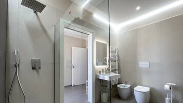 Quarto Duplo Deluxe, Vista para a cidade | Casa de banho | Um polibã, um secador de cabelo, toalhas fornecidas, sabão