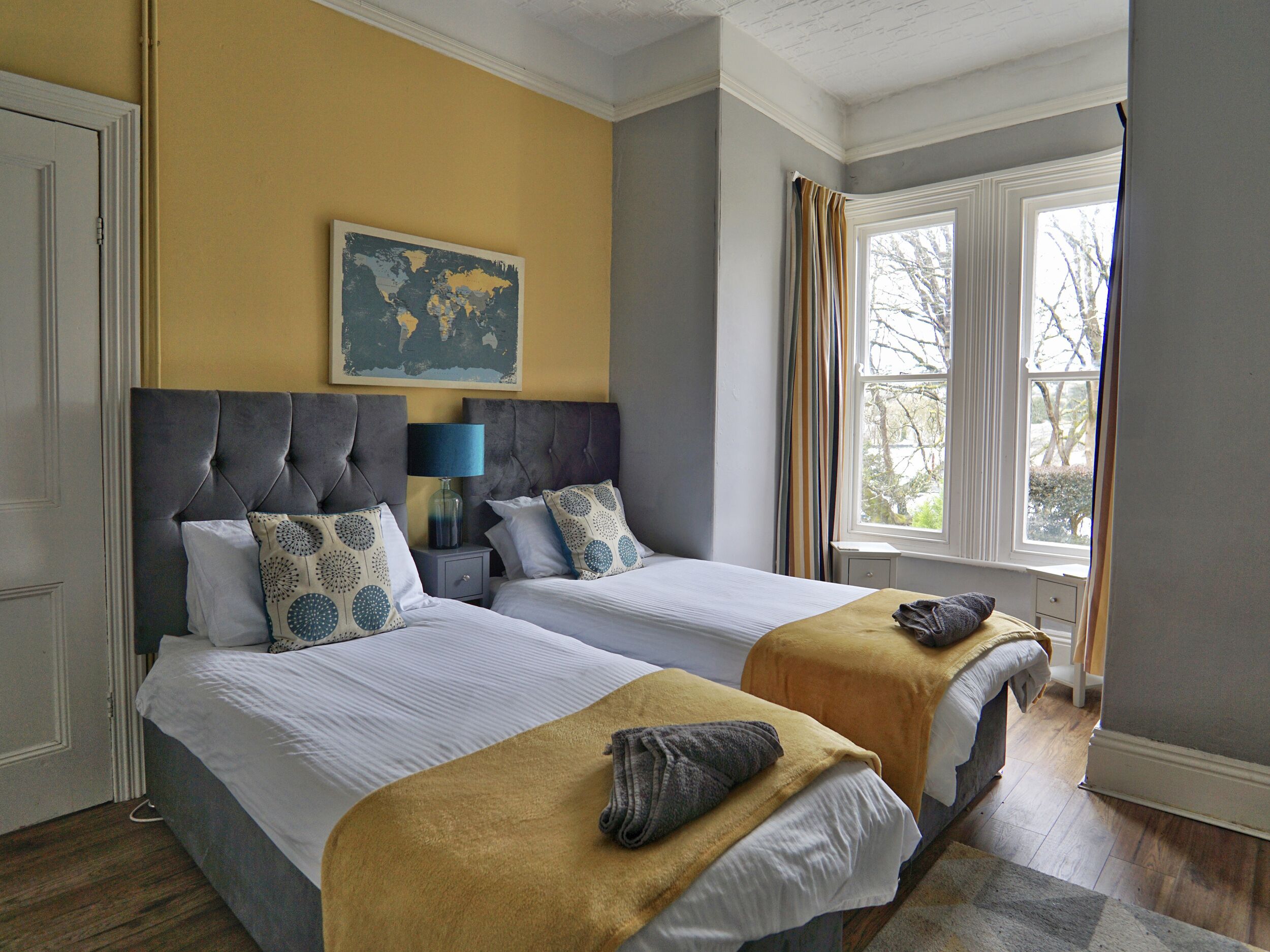 5 quartos, com decoração personalizada, com mobília individualizada 