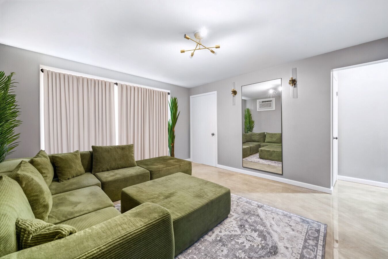 Steps From The Train, Minutes To Nyc, Sleeps 24 In Style - New York