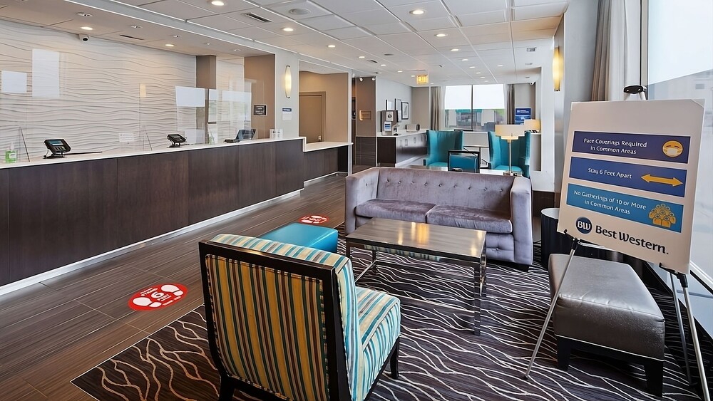 Dip into Heated Pool & Relax in 2 Modern Rooms | Walk to Chicago ...