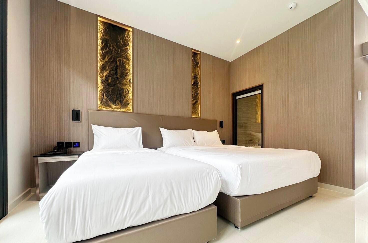 Quarto Triplo, varanda | Cofre no quarto, secretária, cortinas/cortinados opacos, Wi-fi grátis 