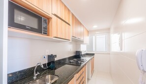 Apartamento básico | Cozinha privada | Talheres/pratos/utensílios de cozinha