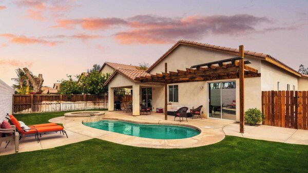 Desert Oasis W/ Pool, Spa, Bbq & Outdoor Dining Under The Palms Calle Tolosa By Avantstay - Joshua Tree National Park