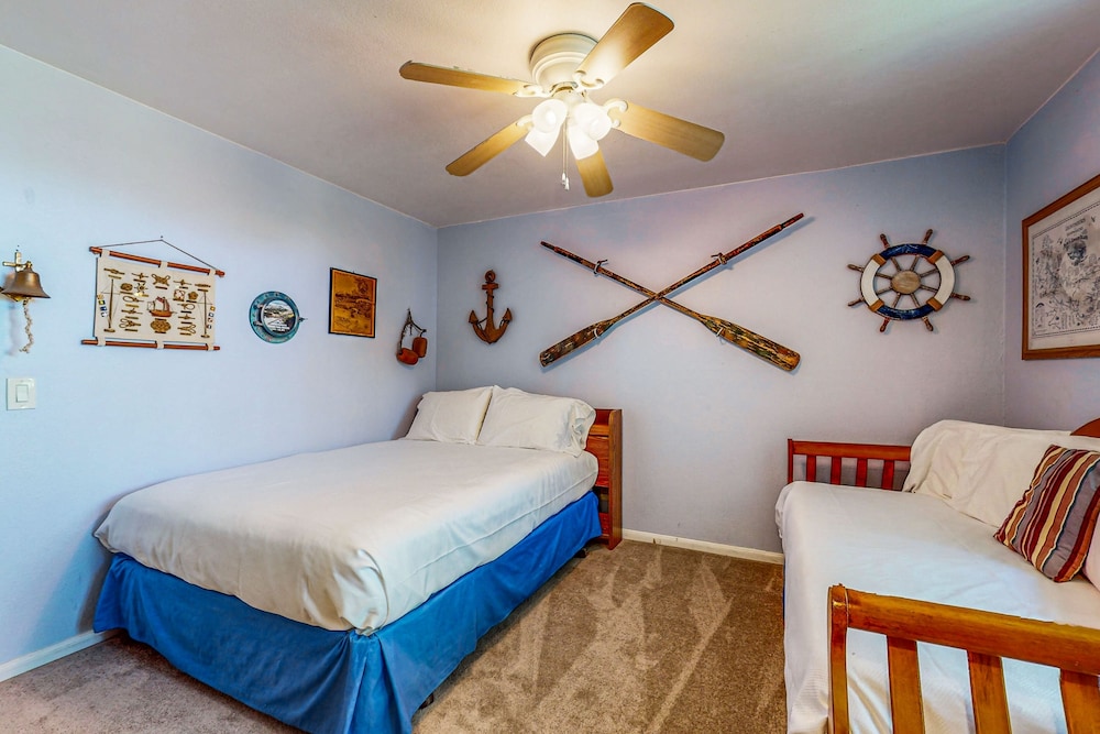 Breakwater Escape A 200 - Spacious Condo with BBQ grill, board games ...