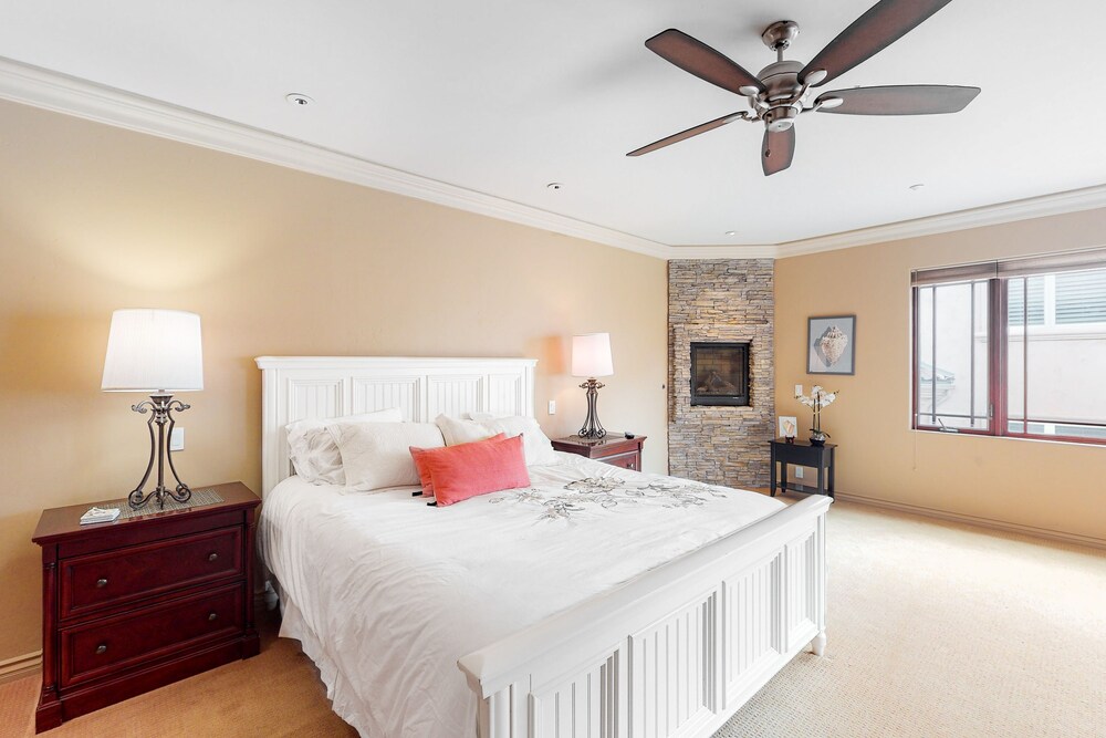 329 Oak Ave Gorgeous condo blocks from the beach with fireplace ...