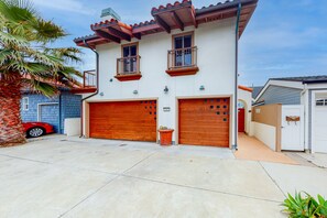 Luxury Oceanfront Condo - Lower: Sunset Views, Balcony & Fire pit ...