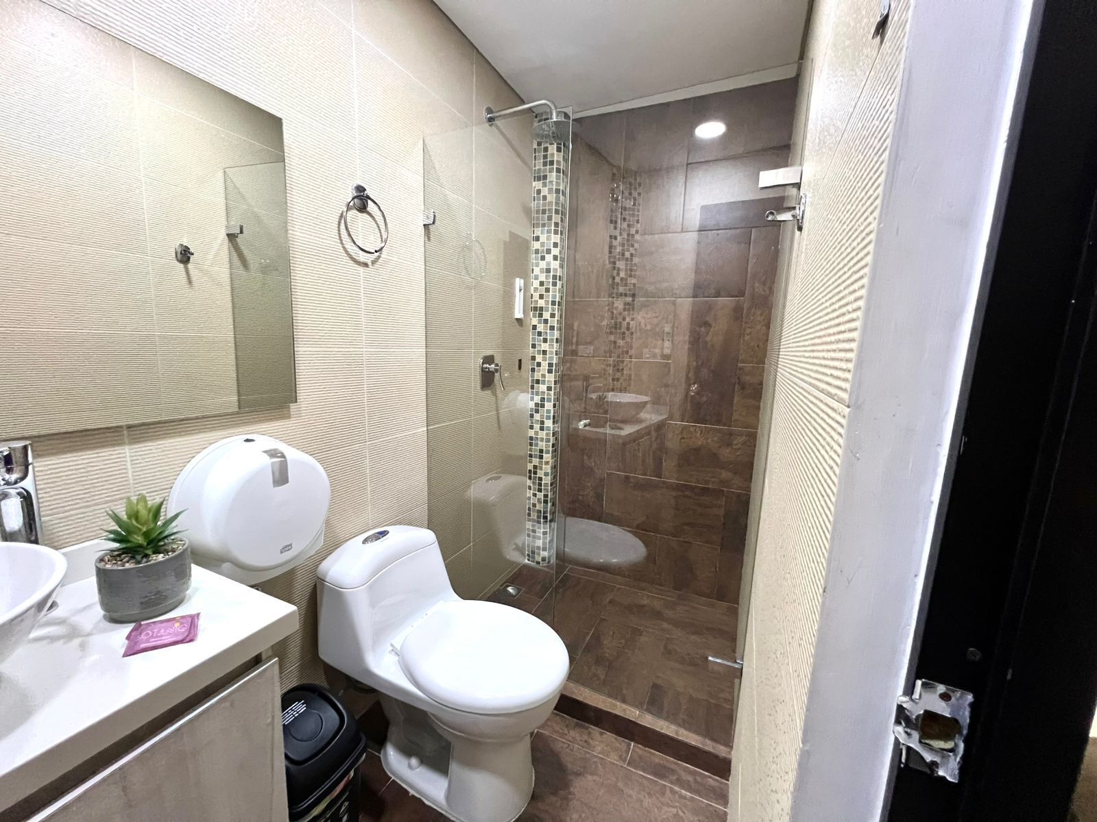 Quarto Duplo Standard | Casa de banho | Um polibã, toalhas fornecidas, sabão, papel higiénico 