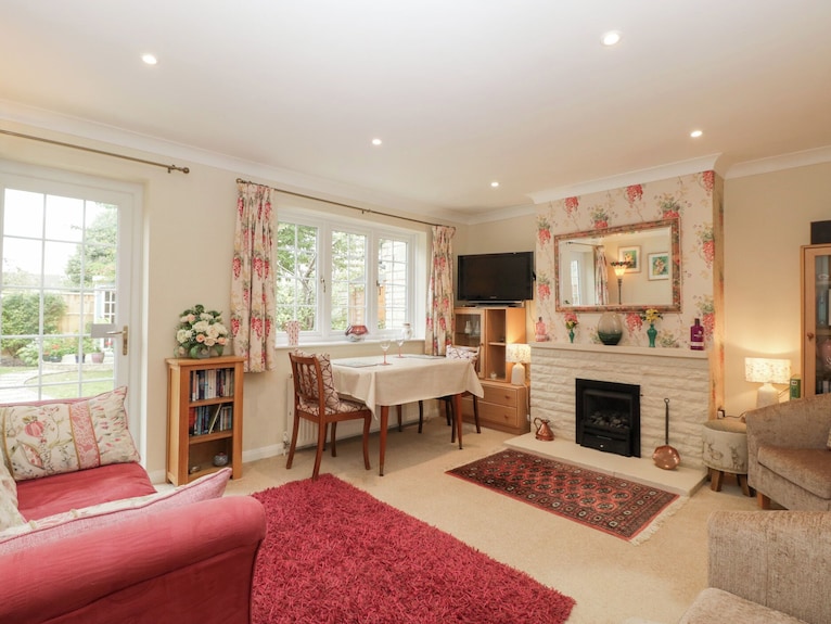 Evergreen, Romantic, With A Garden In Broadway - Broadway