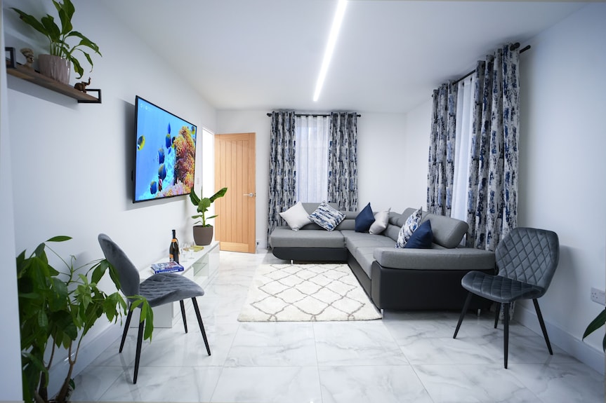 Ideal For Mid Or Long-term Stays Dagenham.modern 3 Bedroom House, Parking/garden - Romford