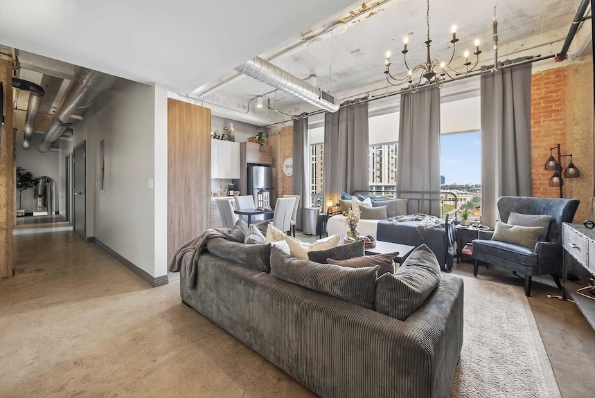 Stylish Vintage Loft With Valet Parking,pool & Gym - Dallas, TX