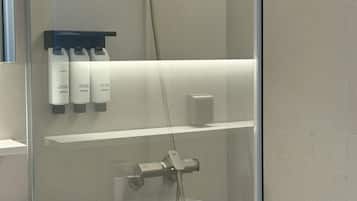 Um polibã, um secador de cabelo, toalhas fornecidas, champô